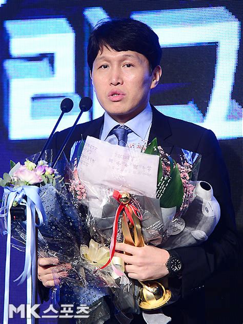 우리은행 위성우 감독 지도상 수상 MK포토 MK스포츠