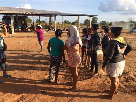 Mulheres ficam mais de 12h em frente a penitenciária de RR e não