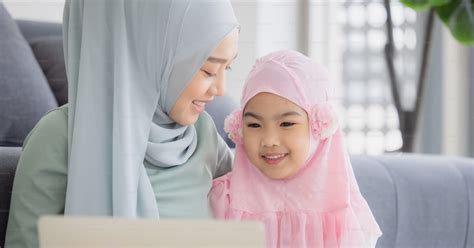 노트북을 가지고 일하는 무슬림 어머니와 집에서 거실에서 장난감을 가지고 노는 귀여운 아기 사진 Unsplash의 태국 이미지