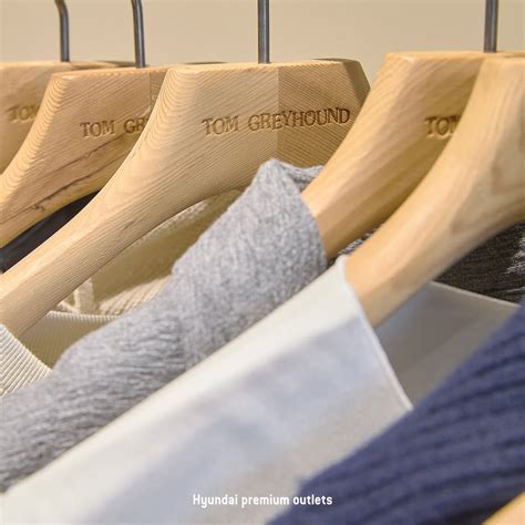 현대프리미엄아울렛현대아울렛 공식계정 Official 위트있는편집숍 아울렛 구경이 재밌는 이유 중 하나는 바로 편집숍 때문이 아닐까요 무채색의 단조로운 이너가