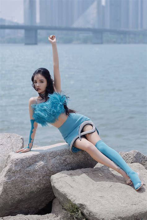 安崎蓝色清新靓丽美照 皮肤白皙复古个性俏皮延绵 搜狐大视野 搜狐新闻