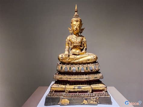 พระพุทธรูปทรงเครื่องใหญ่ปางมารวิชัย