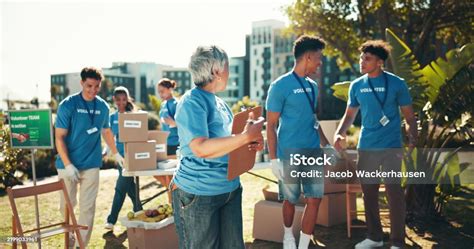 자선 클립보드 및 자원봉사 단체와의 팀워크 지역사회 음식 모으기 또는 기부를 위해 공원 야외에서 활동합니다 Ngo 비영리 단체 또는 복지 서비스에서 일하는 행복한 사람들과