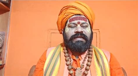 महिलाओं पर आपत्तिजनक टिप्पणी से फंसे महंत राजू दास महिलाओं ने घेरा