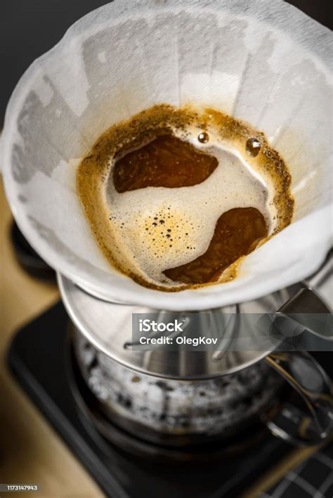 어두운 배경에 나무 트레이에 커피 필터 커피 유리 주전자에 부어 커피를 양조하는 과정 0명에 대한 스톡 사진 및 기타 이미지 0명 검은색 검정색 배경 Istock