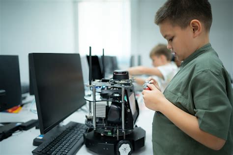 손 로봇 기술을 활용하는 젊은이들은 Stem 과정 중 하나 인 로봇 기술의 손 로봇 컨트롤러를 재미있게 배우고 있습니다 10