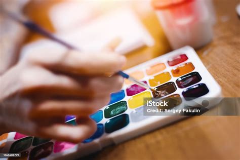 수채화 페인트의 여러 가지 색상 팔레트 위에 그리기위한 브러시와 함께 손 창의성과 영감의 주제 붓에 대한 스톡 사진 및 기타 이미지 Istock