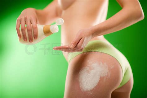 按摩高清图片 减肥女性使用脂肪霜 减肥女性使用脂肪霜图片免费下载 5143932952 千图网pro