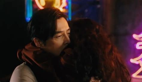 【悠悠撩剧】繁花：唐嫣挺着肚子来逼婚！胡歌喜当爹狂嘚瑟！直奔民政局 超过9千粉丝150点赞在等你片花视频 免费在线观看 爱奇艺