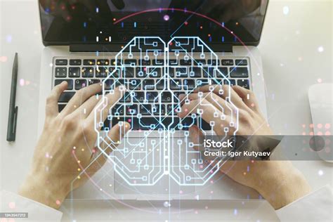 배경에 컴퓨터 키보드에 손으로 입력 창조적 인 인간의 뇌 마이크로 회로의 이중 노출 미래 기술과 Ai 개념 타자 치기에 대한 스톡 사진 및 기타 이미지 Istock