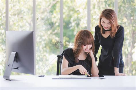 两位美丽的亚洲成功女商人的肖像高清图片下载 正版图片504322833 摄图网