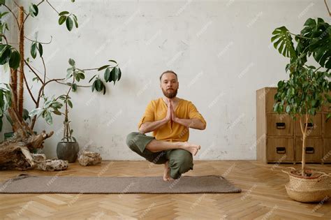 Premium Photo Strong Fit Man Balancing On One Leg In Squatting Position
