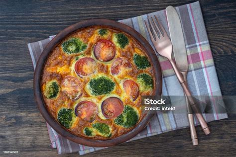 야채 프리타타 간단한 채식 식품세라믹 그릇 나무 테이블에 계란 토마토 후추 양파 브로콜리와 치즈프리타타 이탈리안 달걀 오믈렛