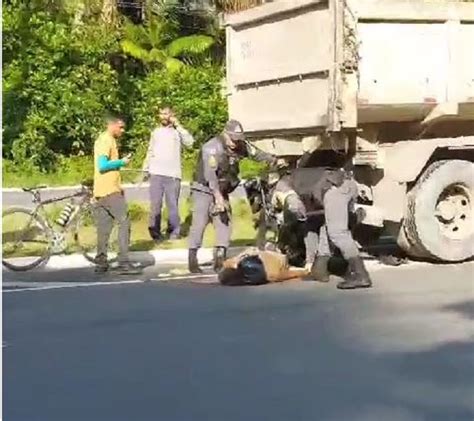 Notícias Imagens Fortes Motociclista Morre Na Hora Após Colidir