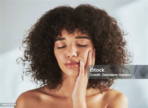 얼굴 아름다움 및 스킨 케어는 천연 화장품이나 치료를 촉진하기 위해 스튜디오에서 흑인 여성과 함께합니다 자연 관리 후 그녀의