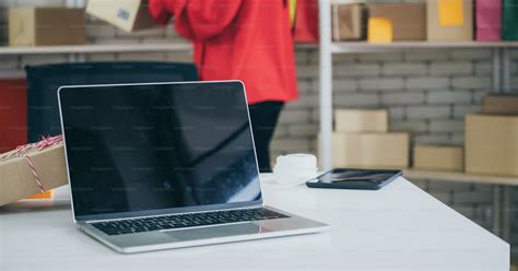 배송 상자 배경에 빈 화면이 있는 노트북 컴퓨터 온라인 소매점 배달 주문 및 고객 서비스의 개념 사진 Unsplash의 태국 이미지