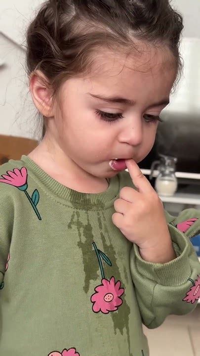 عاشق این ویدیوشم که داره بربری میخوره خیلی جدیم میگه چایی🤣🤣🤣بچهنینی