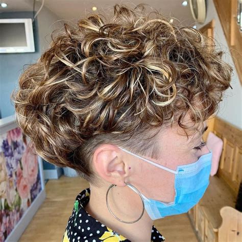 50 Gorgeous Short Curly Hairstyles Youll Adore Hair Adviser