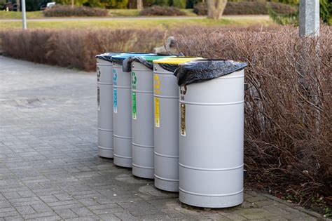 쓰레기 분리수거를 위한 재활용 용기가 보도에 줄지어 서 있고 친환경 분류 및 공공 환경 보호를 위한 다채로운 라벨이 붙어 있습니다 0에 대한 스톡 사진 및 기타 이미지
