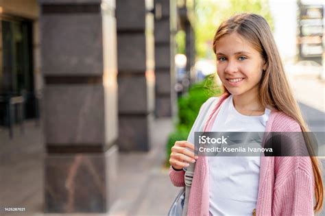 Photo Libre De Droit De Une Jeune Adolescente Va À Lécole Avec Un Sac À