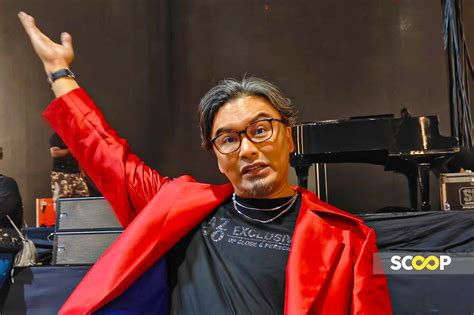 Sebagai Simbol Kasih Sayang Anuar Zain Hadiahkan Lebih 1 000 Patung Beruang Kepada Peminatnya