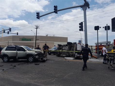 Ambulancia Choca Y Se Vuelca En La Paz Hay 9 Lesionados