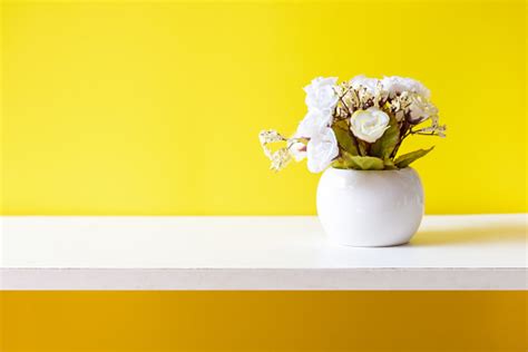 선반 흰색 나무에 꽃 노란색 벽입니다 텍스트의 공간을 복사합니다 정물 개념 0명에 대한 스톡 사진 및 기타 이미지 0명