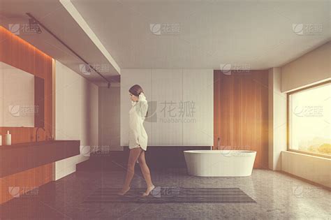 一个女人走在白色木质浴室里