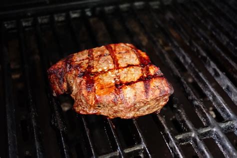 구운 스테이크 고기 한 조각이 구워집니다 고기에 스트립을 굽습니다 고기 바베큐 여름 바베큐 스테이크 1 개가 구워집니다 금속 그릴에서 고기를 벗겨냅니다 건강한 식생활에 대한