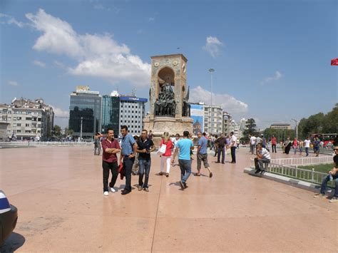40 Photos Of Taksim Square In Istanbul Turkey Boomsbeat