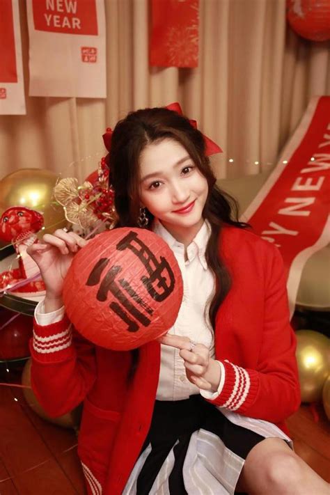 关晓彤红衣造型超喜庆，肤白貌美如初恋，与鹿晗感情甜蜜惹人羡