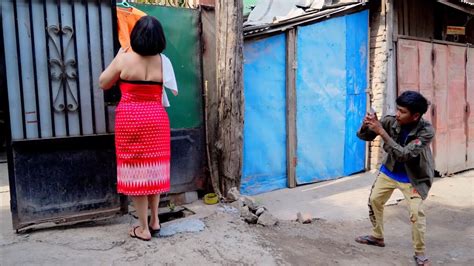 မမဆောင်းကို ချောင်းရိုက်တဲ့ကောင် ဖုန်းကွဲသွားပြီ Youtube