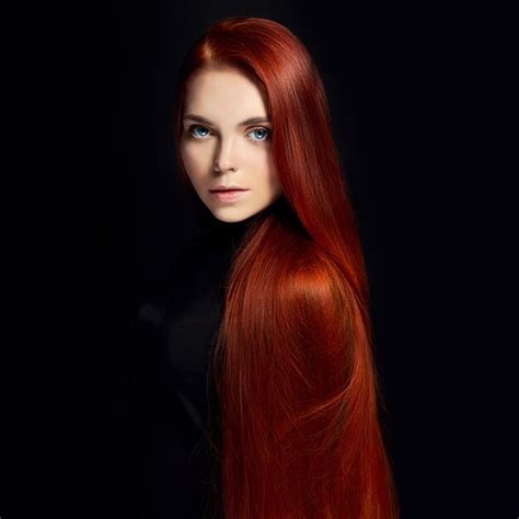 Сексуальная красивая рыжая девушка с длинными волосами Perfect