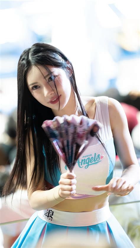 這張金子仁舞蹈的動作很美 喜歡頭髮飄散暫停時間的那一瞬間