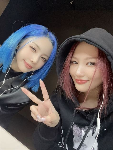 Siyeon And Yoohyeon Weverse 231023 Dream Catcher Kpop Kpop Girls