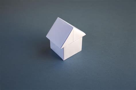 회색 배경에 고립 된 흰 종이 집 종이 접기 프리미엄 사진