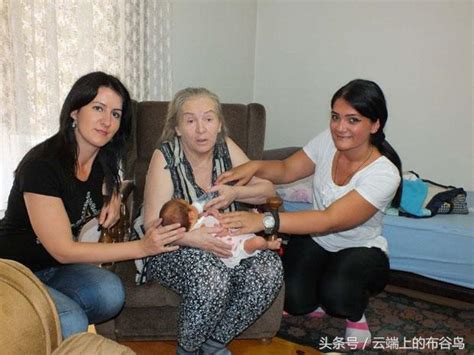 直击塞尔维亚60岁老妇“老来生女”，丈夫却抛弃了她和孩子 每日头条