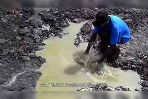 一片很神奇的湖，深不见底却没有一滴水，人还能站在上面行走一滴水行走