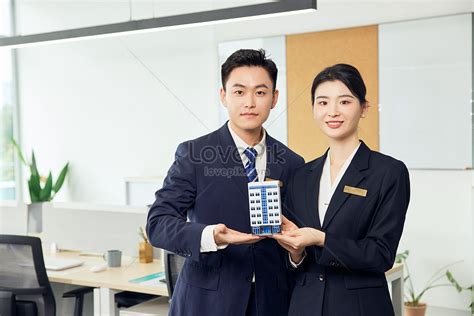 집 모형을 손에 들고 있는 부동산 중개인 사진 무료 다운로드 Lovepik
