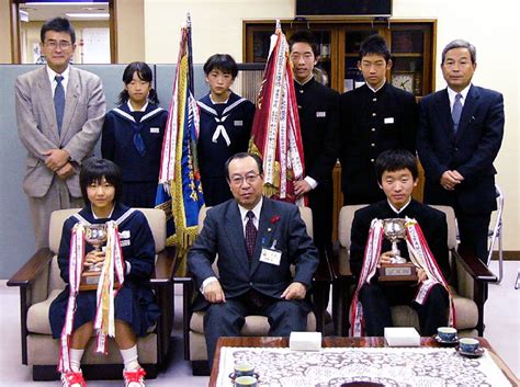 県中学校駅伝で大会史上初の男女アベック優勝した燕中学校が燕市長を表敬訪問 20051112