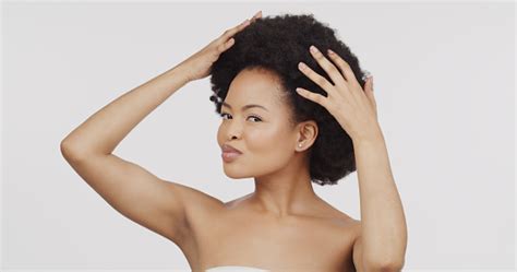 초상화 얼굴 머리카락은 헤어케어를 위해 회색 배경에 스튜디오에 있는 모델 흑인 여성과 함께 있습니다 아름다움 헤어스타일 및 아프리카는 자연 또는 각질 치료를 촉진하기 위해