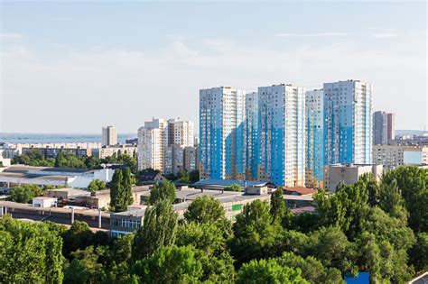 12 층 높이에서 도시 풍경입니다 현대 건축 Multistorey 주거 건물입니다 시의 사라토프 러시아 0명에 대한 스톡 사진