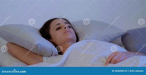 Linda Chica Acostada En La Cama Foto De Archivo Imagen De Adulto