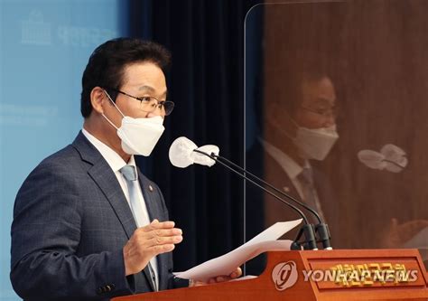 윤석열 전 검찰총장에게 공개 질문하는 국민의힘 김용판 의원 연합뉴스
