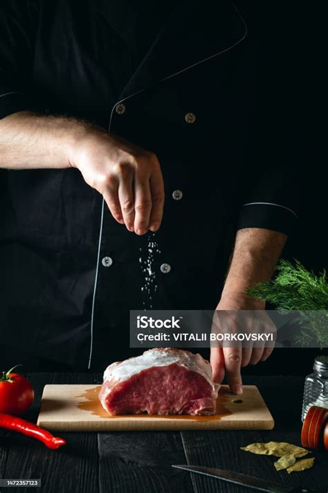 요리사가 고기에 소금을 뿌린다 굽기 전에 고기 준비 식당이나 카페의 주방에서 일하는 환경 음식에 대한 스톡 사진 및 기타 이미지 Istock
