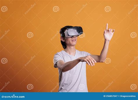 Man I Vr Headset Spelar Spel I Cyberrymden Fotografering för Bildbyråer