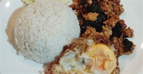 สูตร ไก่ผัดกะเพราราดข้าวไข่ดาว โดย สุประวีณ์ รัตนะ Cookpad
