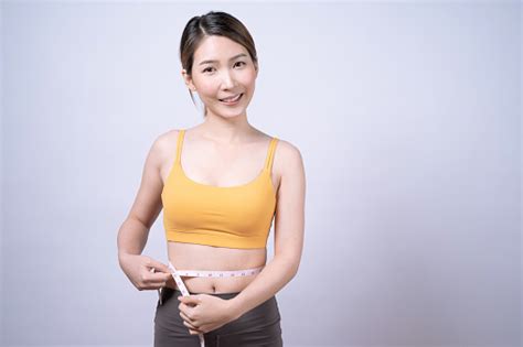 노란색 스포츠웨어를 입은 아시아 여성 흰색 배경에 고립 건강 관리 및 운동의 개념 건강한 생활방식에 대한 스톡 사진 및 기타