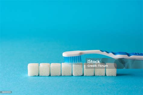 칫 솔 질 치아입니다 칫 솔 치아에서 먼지를 청소 한다 슈가 큐브 하 고 참 깨 씨앗 비유입니다 치과 치료 개념입니다 구강