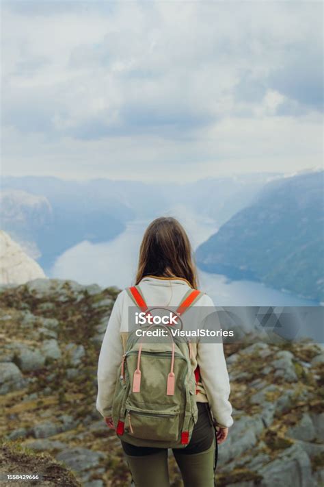 행복한 여자 백패커 노르웨이의 목가적 인 Lysefjord의 전망에 감탄 영감을 주는 문구에 대한 스톡 사진 및 기타 이미지